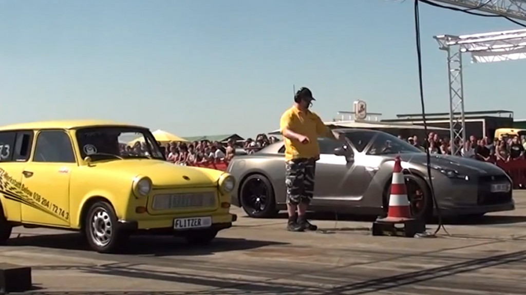 VIDEO: Monstruozni Trabant 601 karavan VS. Godzilla - Nissan GT-R